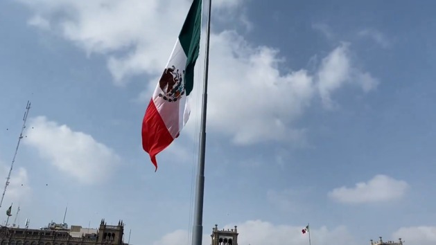 CDMX: Bandera de México es izada en el Zócalo previo a la 'Marea Rosa ...