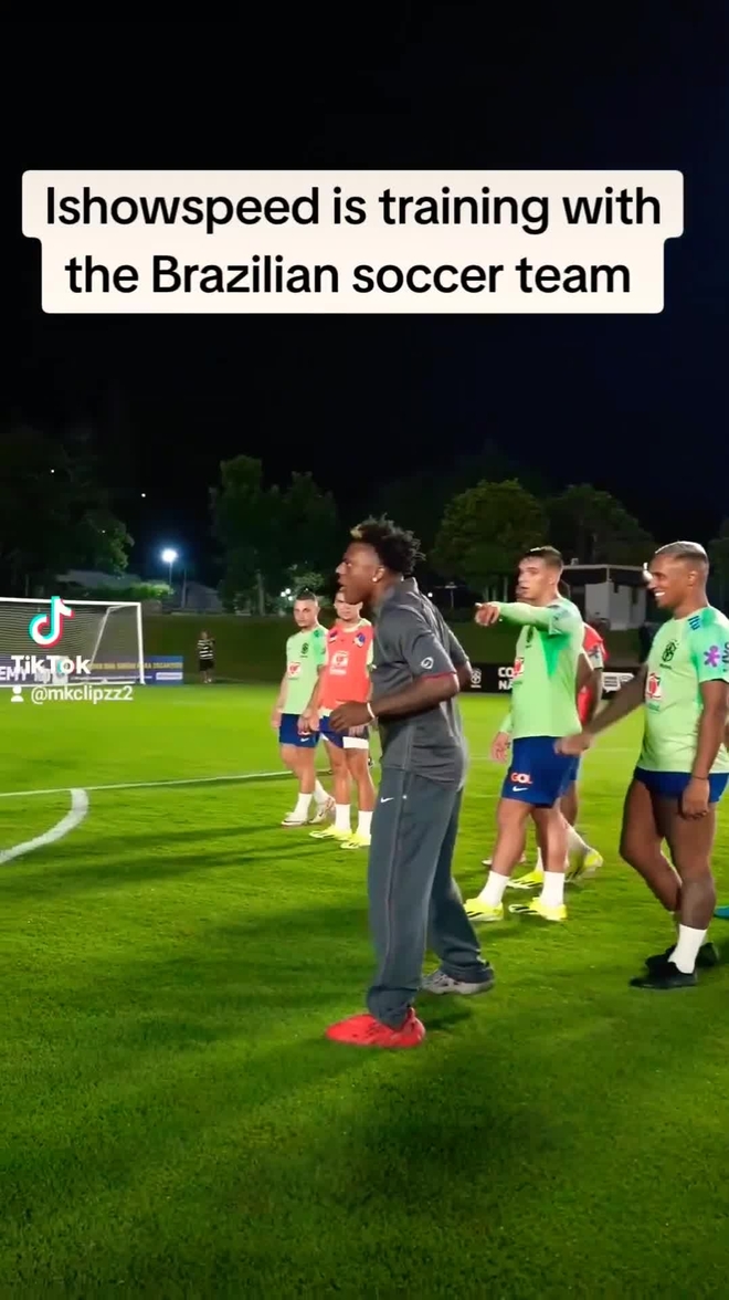 "What the fu**": IShowSpeed "takes on" the Brazilian football team in ...