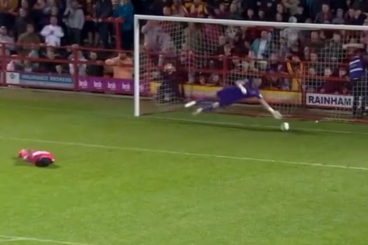 Player misses penalty kick in the most bizarre way possible - MARCA TV ...