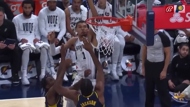 ¡Victor Wembanyama, taponado!