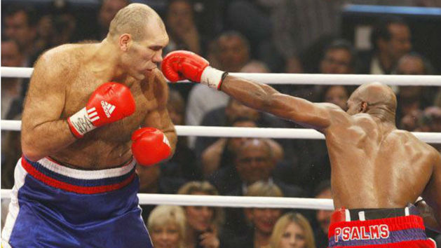 Nikolay Valuev superó de esta manera al gran Evander Holyfield - MarcaTV