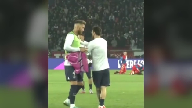 La última de Ramos: Messi le pide el peto y él le da un abrazo - MarcaTV