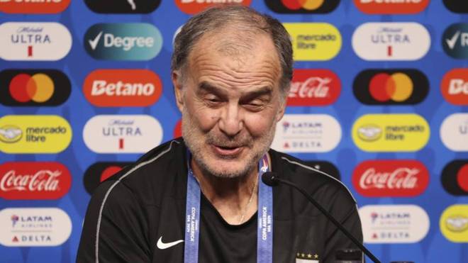 Marcelo Bielsa y el noble gesto con Raphinha al finalizar el Uruguay-Brasil