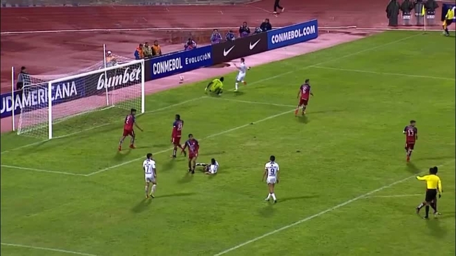 Ecuadorian goalkeeper feigns injury when referee touches his shoulder ...