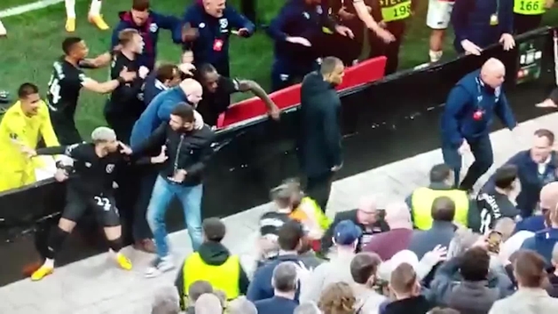 ¡Los ultras del AZ se enfrentaron con los familiares de los jugadores ...
