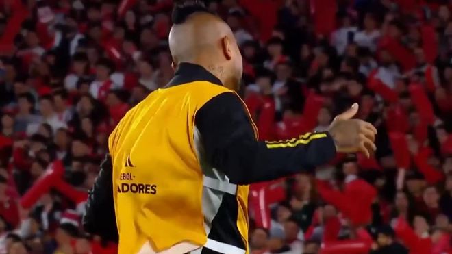 El lío de Arturo Vidal contra River: posa con la camiseta de Boca, se ...
