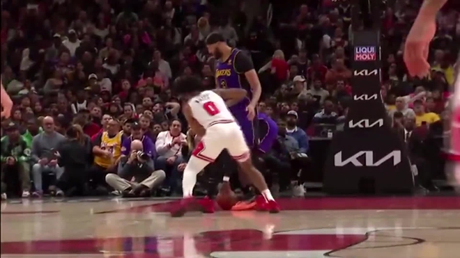 Agresión genital de Coby White a Anthony Davis