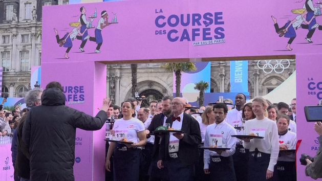 París recupera su tradicional carrera del café: ¡camareros corriendo ...