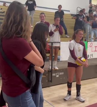 Selena Gomez surprises high school volleyball team - MARCA TV English