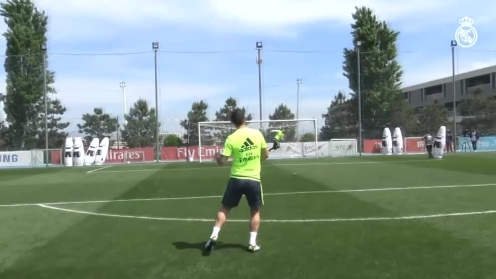 James curls in a stunner in training | MARCA English