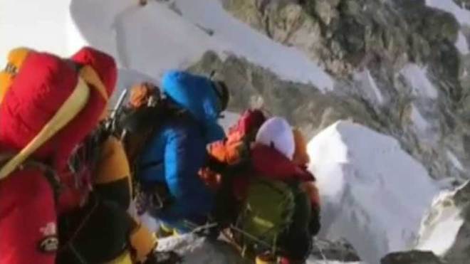 Alpinismo: Acaba la temporada en el Everest: 11 muertos y más de 600 ...