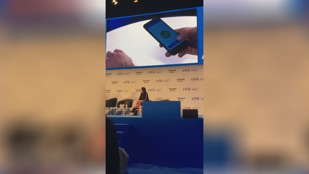 'Biohacking' en el MWC: Sabadell implanta un chip que permite pagar con ...