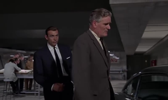 Goldfinger - el agente Q mostrando a 007 los gadgets del DB5 - EXPANSIONTV