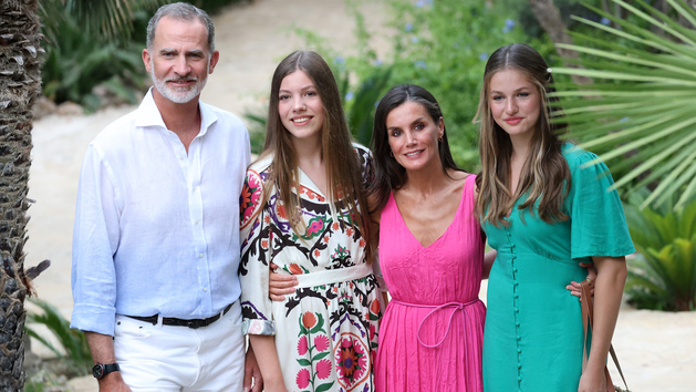 La Familia Real inaugura el verano en Mallorca con un posado en los ...